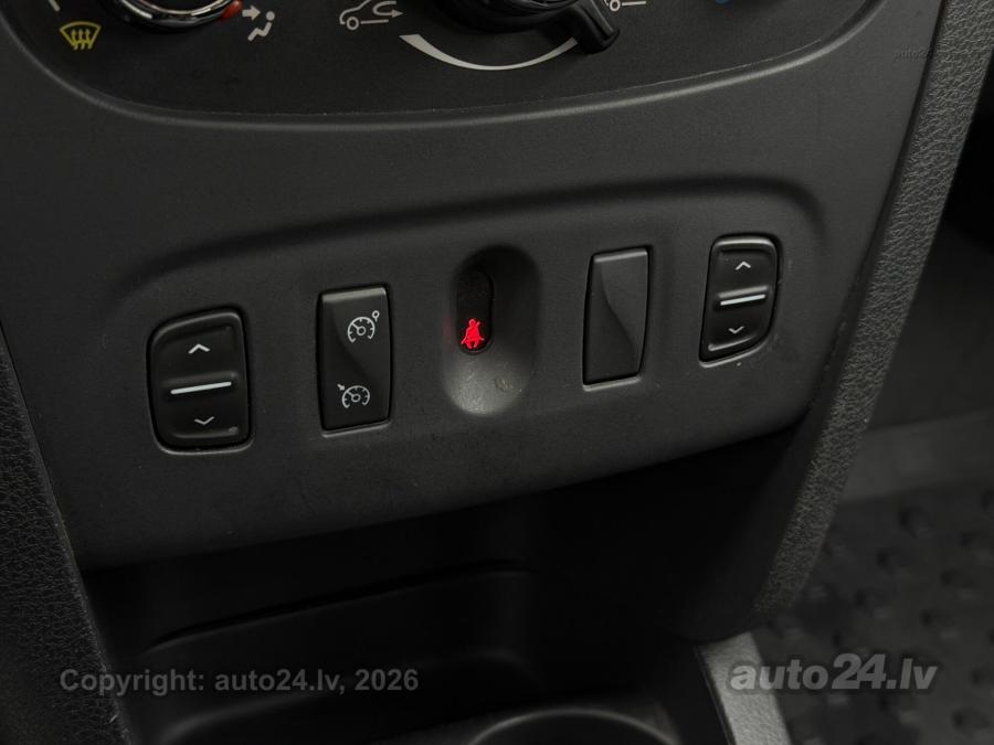Red Dacia Sandero 2016 in Parnu, with an engine capacity of 0.90 L and mileage of 132 thousand km for 5990 €, photo 14 on AUTOMOTO.COM.LV