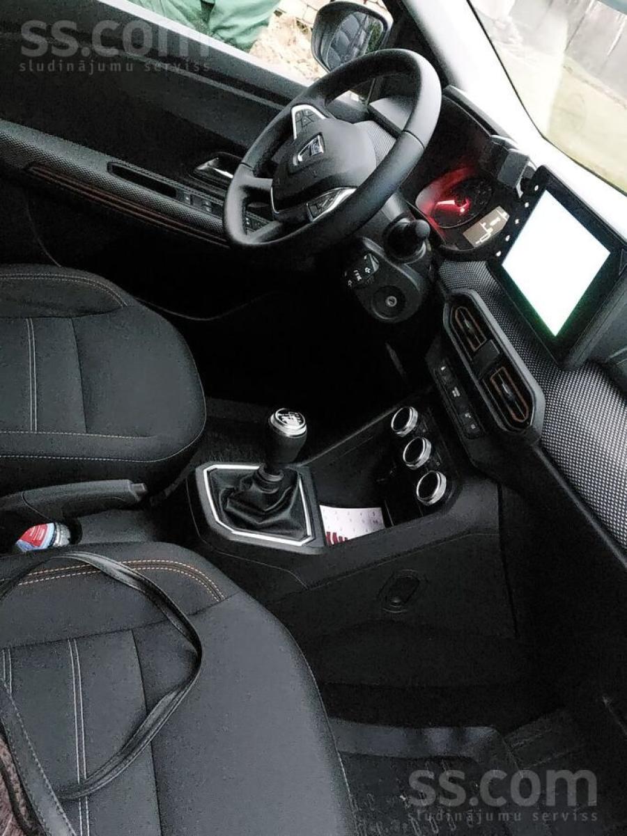 Red Dacia Sandero 2022 in Riga, with an engine capacity of 1.00 L and mileage of 33 thousand km for 11800 €, photo 6 on AUTOMOTO.COM.LV