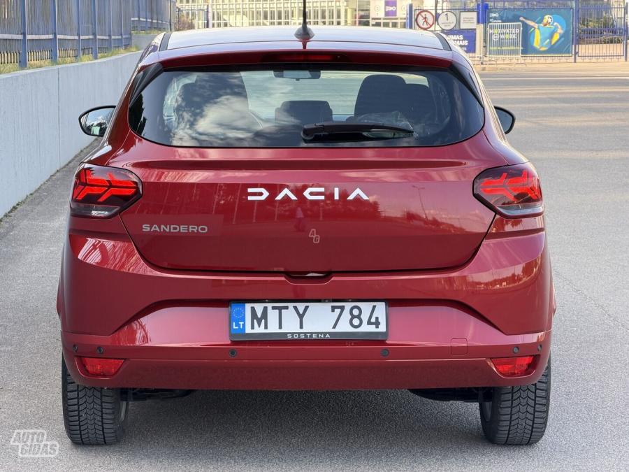 Sarkans Dacia Sandero 2023 Viļņa, ar dzinēja tilpumu 1.00 L un nobraukumu 80 tūkst. km par 13000 €, foto 4 vietnē AUTOMOTO.COM.LV