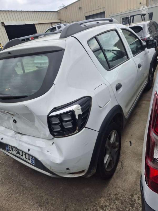 White Dacia Sandero 2018 in Taurage, with an engine capacity of 1.46 L and mileage of 94 thousand km for 3800 €, photo 6 on AUTOMOTO.COM.LV