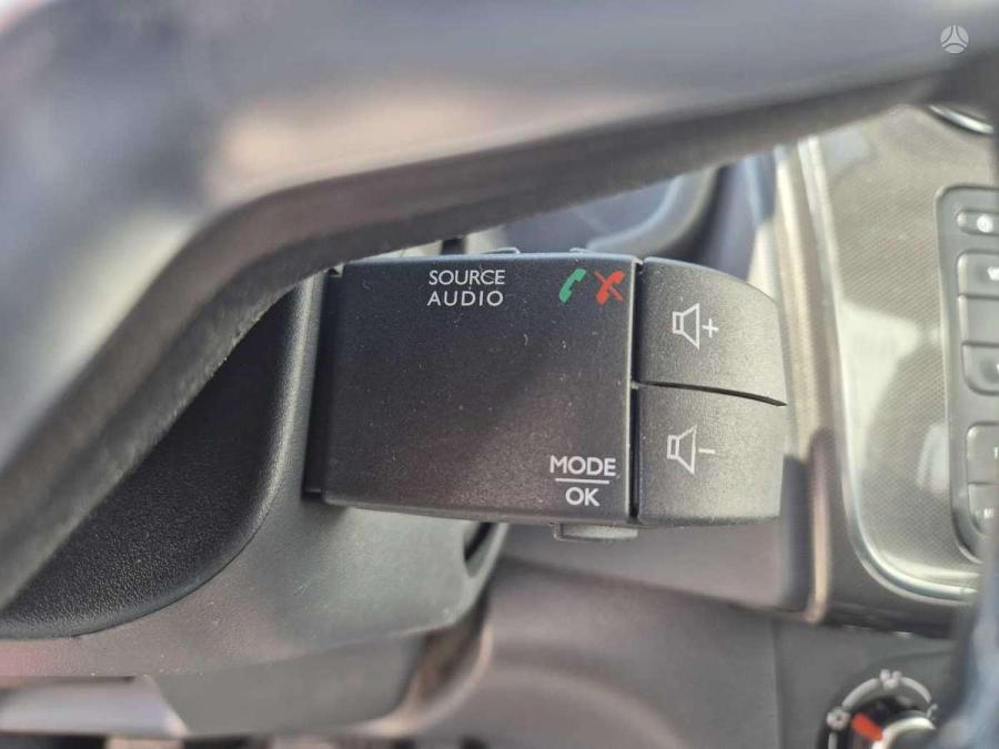 White Dacia Sandero 2020 in Ukmerge, with an engine capacity of 0.90 L and mileage of 124 thousand km for 4900 €, photo 12 on AUTOMOTO.COM.LV