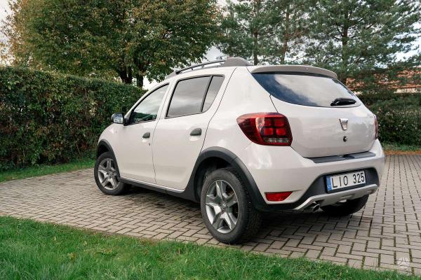 White Dacia Sandero 2020 in Kretinga, with an engine capacity of 0.90 L and mileage of 151 thousand km for 3999 €, photo 5 on AUTOMOTO.COM.LV