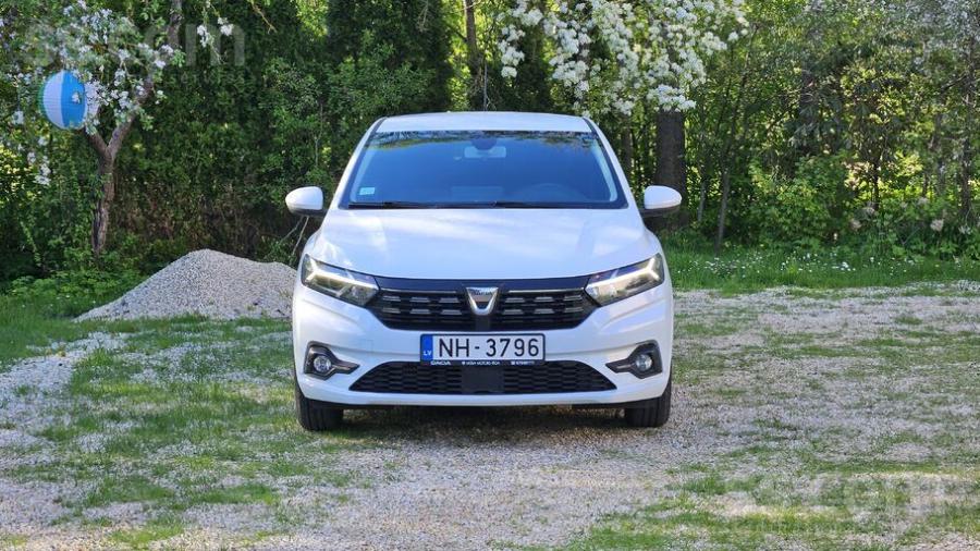 White Dacia Sandero 2022 in Riga, with an engine capacity of 1.00 L and mileage of 51 thousand km for 9250 €, photo 1 on AUTOMOTO.COM.LV