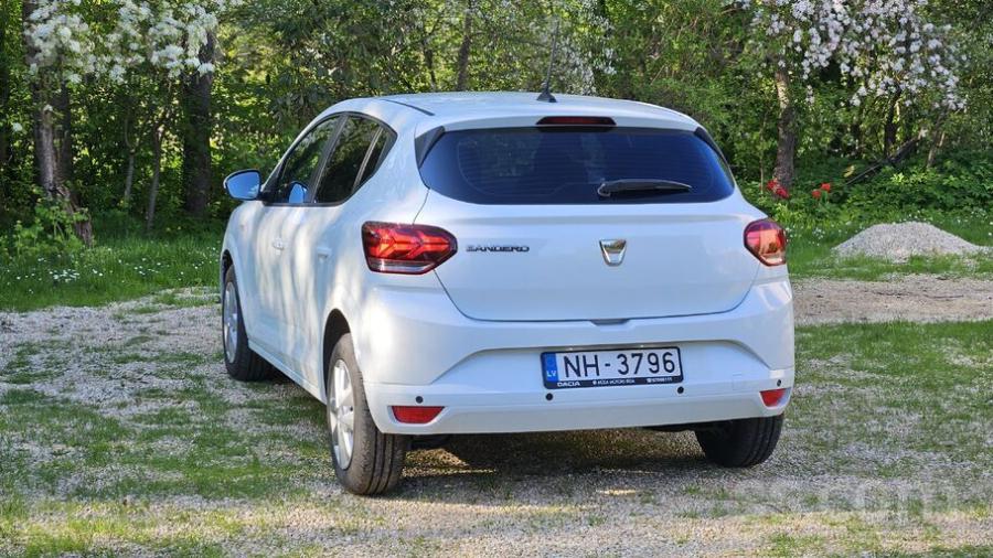 White Dacia Sandero 2022 in Riga, with an engine capacity of 1.00 L and mileage of 51 thousand km for 9250 €, photo 7 on AUTOMOTO.COM.LV