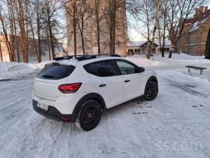 Balts Dacia Sandero 2024 Rīga, ar dzinēja tilpumu 1.00 L un nobraukumu 60 tūkst. km par 13500 €, foto  vietnē AUTOMOTO.COM.LV
