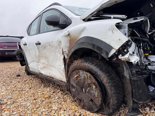 White Dacia Sandero 2025 in Riga, with an engine capacity of 1.00 L and mileage of 18 thousand km for 3620 €, photo 9 on AUTOMOTO.COM.LV