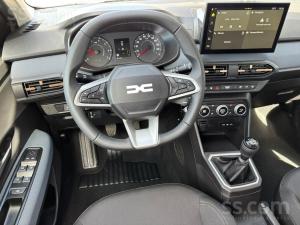 White Dacia Sandero 2026 in Liepaja, with an engine capacity of 1.20 L and mileage of 0 thousand km for 17320 €, photo 10 on AUTOMOTO.COM.LV