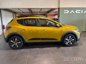 Yellow Dacia Sandero 2026 in Liepaja, with an engine capacity of 1.20 L and mileage of 0 thousand km for 19940 €, photo 4 on AUTOMOTO.COM.LV