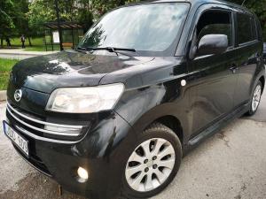 Melns Daihatsu Materia 2010 Viļņa, ar dzinēja tilpumu 1.50 L un nobraukumu 135 tūkst. km par 2850 €, foto  vietnē AUTOMOTO.COM.LV