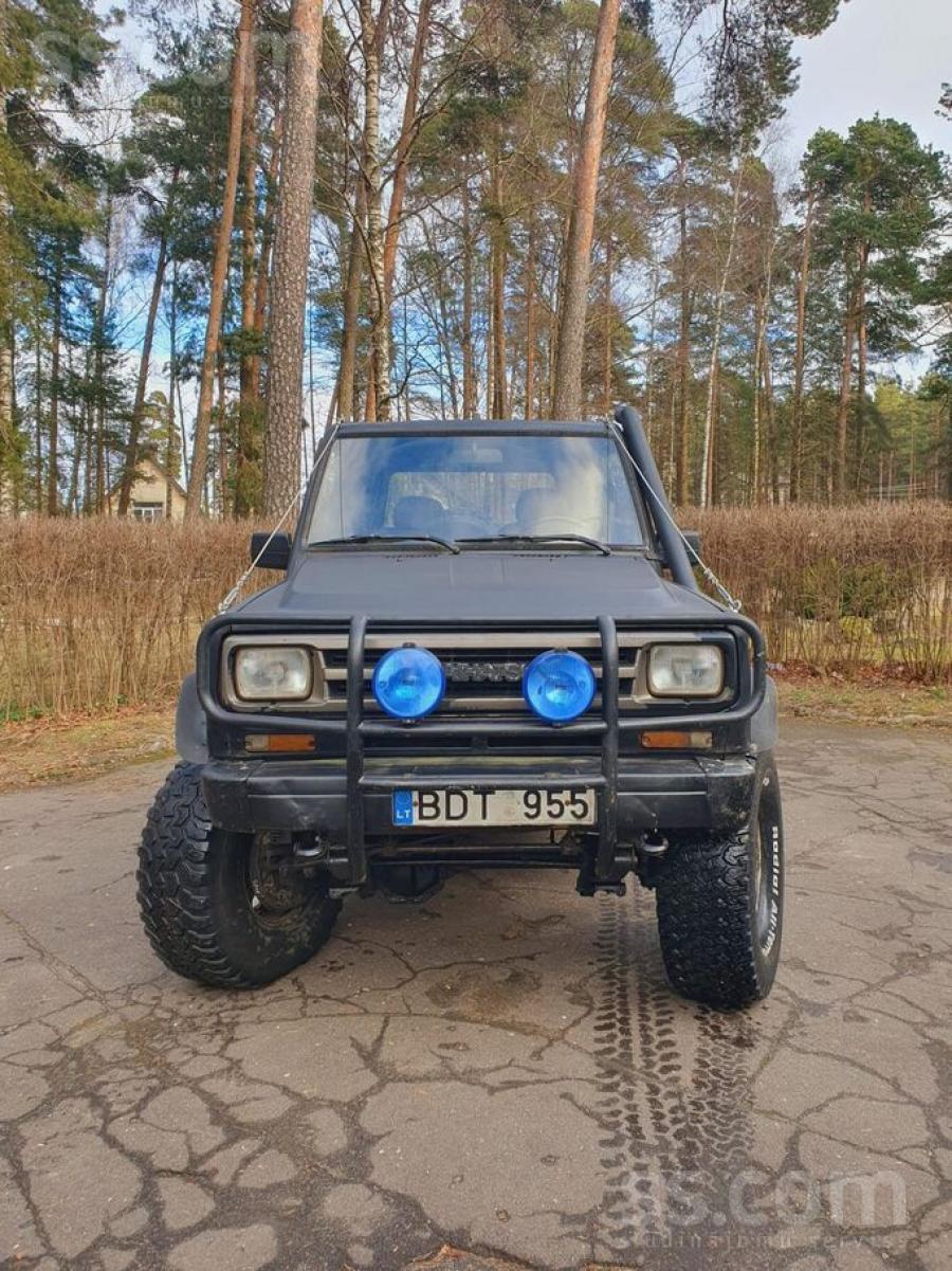 Black Daihatsu Rocky 1996 in Riga, with an engine capacity of 3.00 L and mileage of 233 thousand km for 2500 €, photo 4 on AUTOMOTO.COM.LV