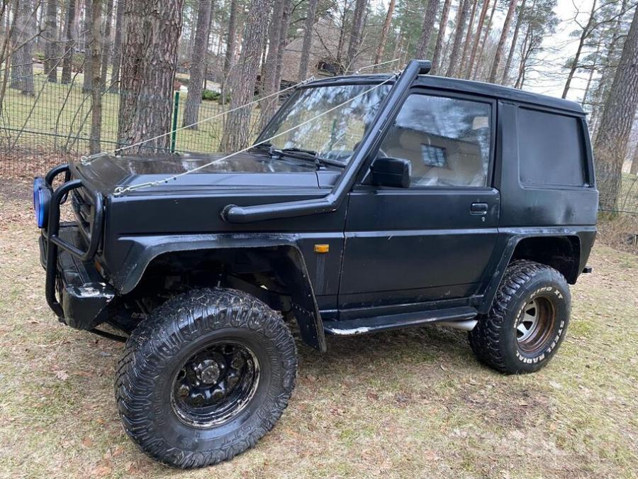 Black Daihatsu Rocky 1996 in Riga, with an engine capacity of 3.00 L and mileage of 233 thousand km for 2500 €, photo 9 on AUTOMOTO.COM.LV