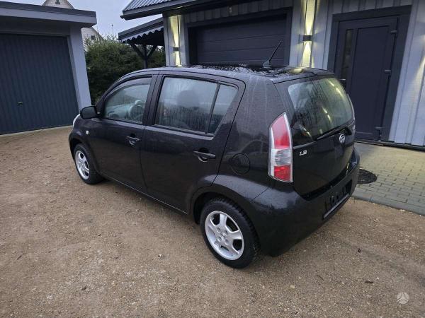 Melns Daihatsu Sirion 2009 Kelmė, ar dzinēja tilpumu 1.30 L un nobraukumu 211 tūkst. km par 1700 €, foto 3 vietnē AUTOMOTO.COM.LV