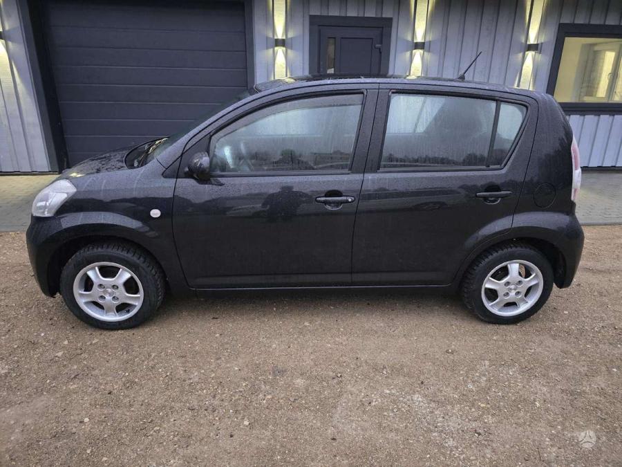 Black Daihatsu Sirion 2009 in Kelme, with an engine capacity of 1.30 L and mileage of 211 thousand km for 1700 €, photo 8 on AUTOMOTO.COM.LV
