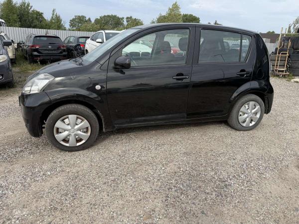 Дайхатсу Сирион 2011 в Юрбаркас на AUTOMOTO.COM.LV Черный Дайхатсу Сирион 2011 в Юрбаркас, объемом двигателя 1.20 л и пробегом 220 тыс. км за 1799 €, фото 8 на AUTOMOTO.COM.LV