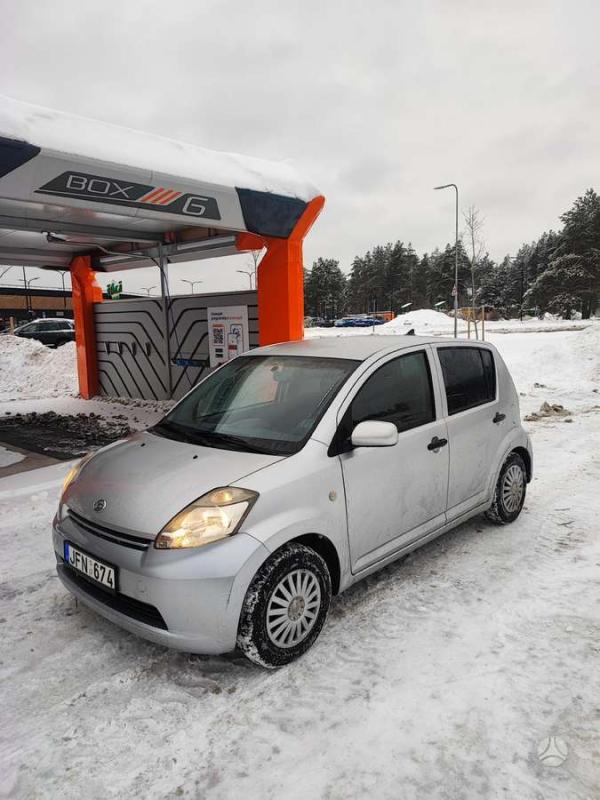 Pelēks Daihatsu Sirion 2007 Viļņa, ar dzinēja tilpumu 1.00 L un nobraukumu 239 tūkst. km par 1200 €, foto 1 vietnē AUTOMOTO.COM.LV