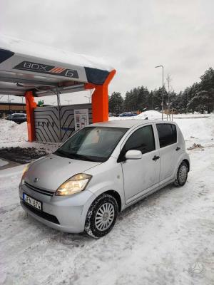 Pelēks Daihatsu Sirion 2007 Viļņa, ar dzinēja tilpumu 1.00 L un nobraukumu 239 tūkst. km par 1200 €, foto  vietnē AUTOMOTO.COM.LV