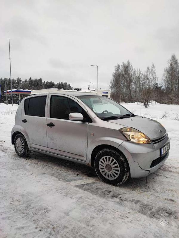 Pelēks Daihatsu Sirion 2007 Viļņa, ar dzinēja tilpumu 1.00 L un nobraukumu 239 tūkst. km par 1200 €, foto 2 vietnē AUTOMOTO.COM.LV