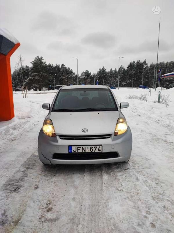 Pelēks Daihatsu Sirion 2007 Viļņa, ar dzinēja tilpumu 1.00 L un nobraukumu 239 tūkst. km par 1200 €, foto 3 vietnē AUTOMOTO.COM.LV