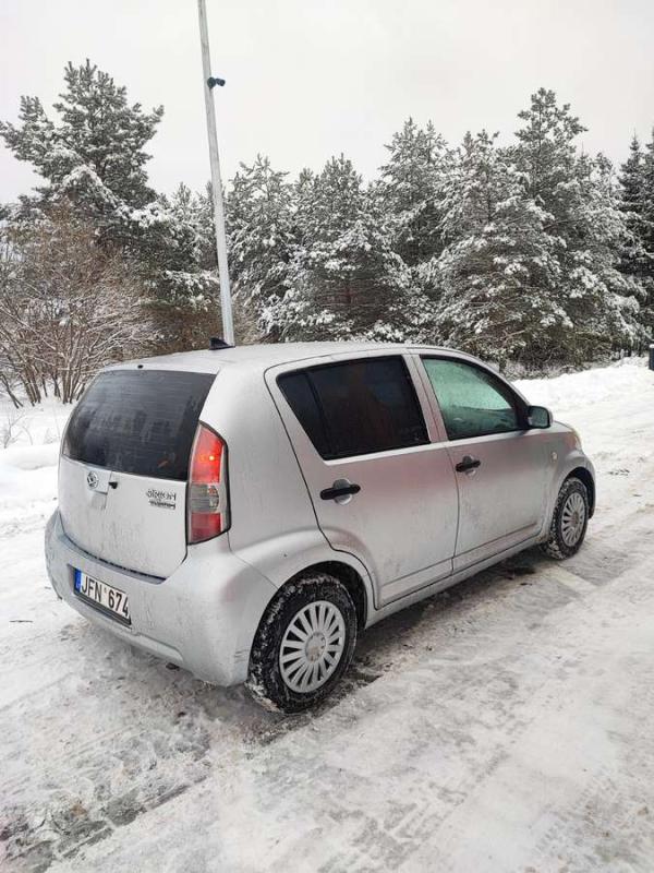 Pelēks Daihatsu Sirion 2007 Viļņa, ar dzinēja tilpumu 1.00 L un nobraukumu 239 tūkst. km par 1200 €, foto 5 vietnē AUTOMOTO.COM.LV