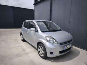 Pelēks Daihatsu Sirion 2008 Kauņa, ar dzinēja tilpumu 1.30 L un nobraukumu 176 tūkst. km par 1999 €, foto  vietnē AUTOMOTO.COM.LV