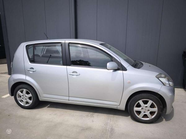 Pelēks Daihatsu Sirion 2008 Kauņa, ar dzinēja tilpumu 1.30 L un nobraukumu 176 tūkst. km par 1999 €, foto 2 vietnē AUTOMOTO.COM.LV