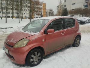 Red Daihatsu Sirion 2005 in Vilnius, with an engine capacity of 1.00 L and mileage of 181 thousand km for 750 €, photo  on AUTOMOTO.COM.LV