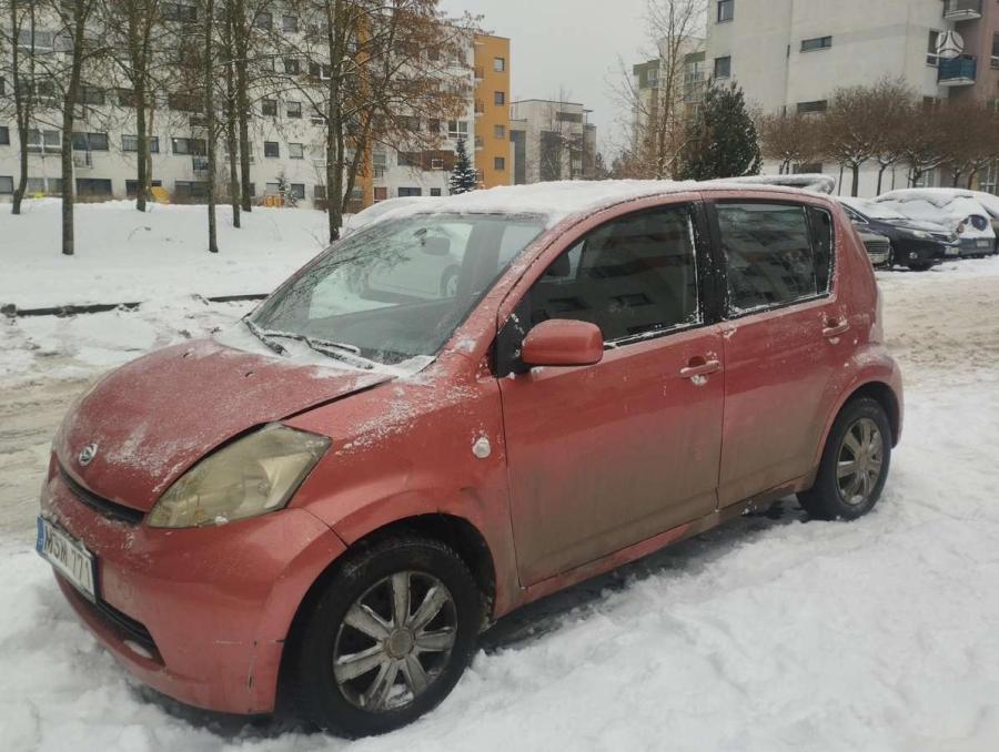 Red Daihatsu Sirion 2005 in Vilnius, with an engine capacity of 1.00 L and mileage of 181 thousand km for 750 €, photo 1 on AUTOMOTO.COM.LV