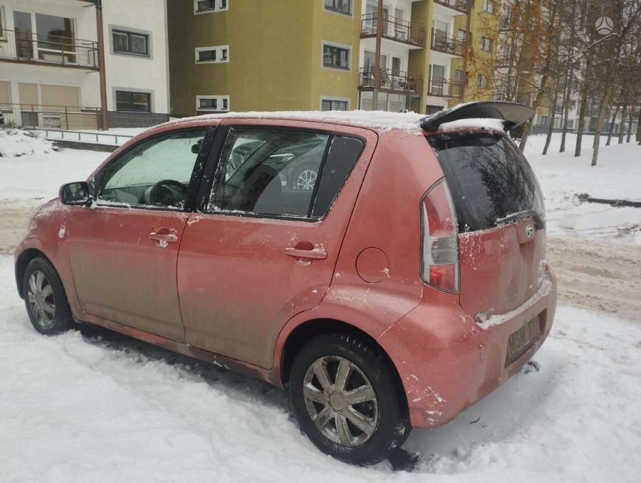 Red Daihatsu Sirion 2005 in Vilnius, with an engine capacity of 1.00 L and mileage of 181 thousand km for 750 €, photo 2 on AUTOMOTO.COM.LV