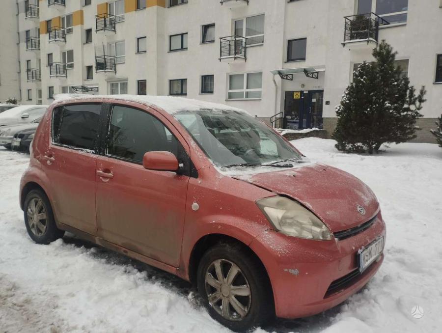 Red Daihatsu Sirion 2005 in Vilnius, with an engine capacity of 1.00 L and mileage of 181 thousand km for 750 €, photo 3 on AUTOMOTO.COM.LV