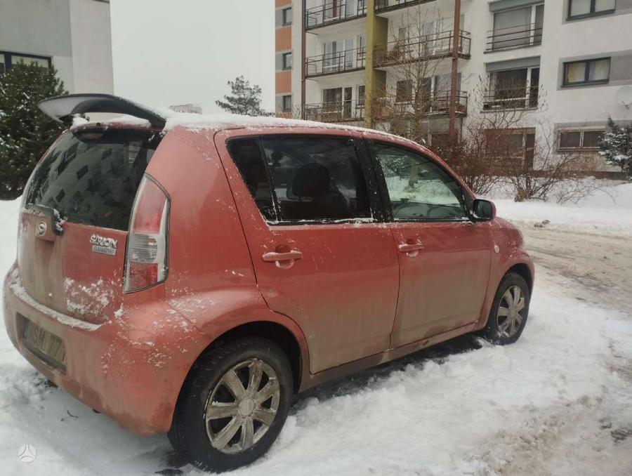 Red Daihatsu Sirion 2005 in Vilnius, with an engine capacity of 1.00 L and mileage of 181 thousand km for 750 €, photo 4 on AUTOMOTO.COM.LV