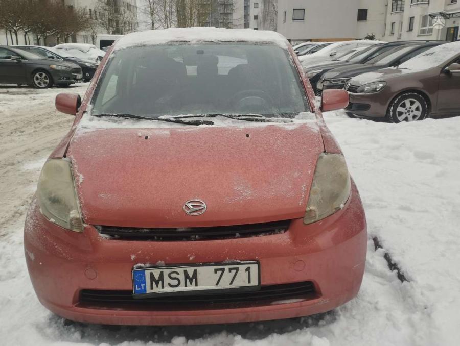 Red Daihatsu Sirion 2005 in Vilnius, with an engine capacity of 1.00 L and mileage of 181 thousand km for 750 €, photo 5 on AUTOMOTO.COM.LV
