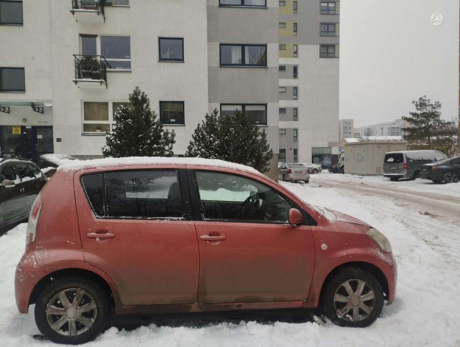 Red Daihatsu Sirion 2005 in Vilnius, with an engine capacity of 1.00 L and mileage of 181 thousand km for 750 €, photo 7 on AUTOMOTO.COM.LV