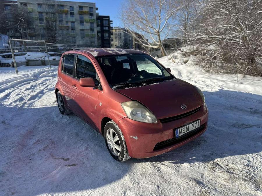 Yellow Daihatsu Sirion 2005 in Vilnius, with an engine capacity of 1.00 L and mileage of 225 thousand km for 590 €, photo 2 on AUTOMOTO.COM.LV