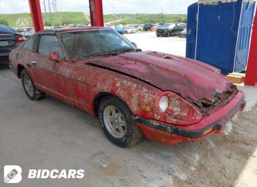 Sarkans Datsun 280Z 1983 Panevēža, ar dzinēja tilpumu 2.75 L un nobraukumu 350 tūkst. km par 6300 €, foto 4 vietnē AUTOMOTO.COM.LV