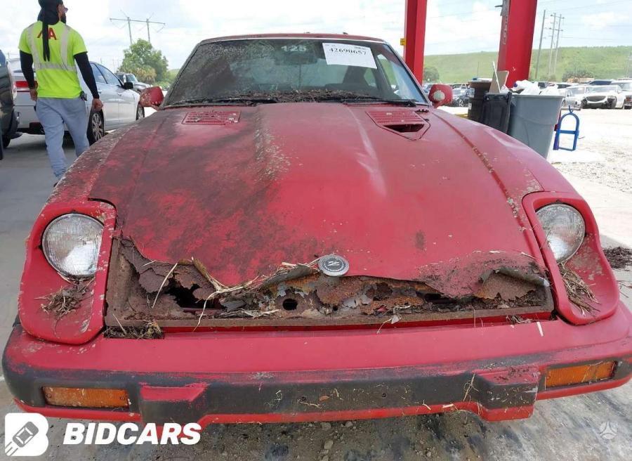 Sarkans Datsun 280Z 1983 Panevēža, ar dzinēja tilpumu 2.75 L un nobraukumu 350 tūkst. km par 6300 €, foto 5 vietnē AUTOMOTO.COM.LV