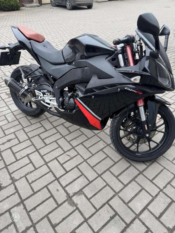 Black Derbi GPR 2012 in Kaunas, with an engine capacity of 0.13 L and mileage of 30 thousand km for 1350 €, photo 6 on AUTOMOTO.COM.LV