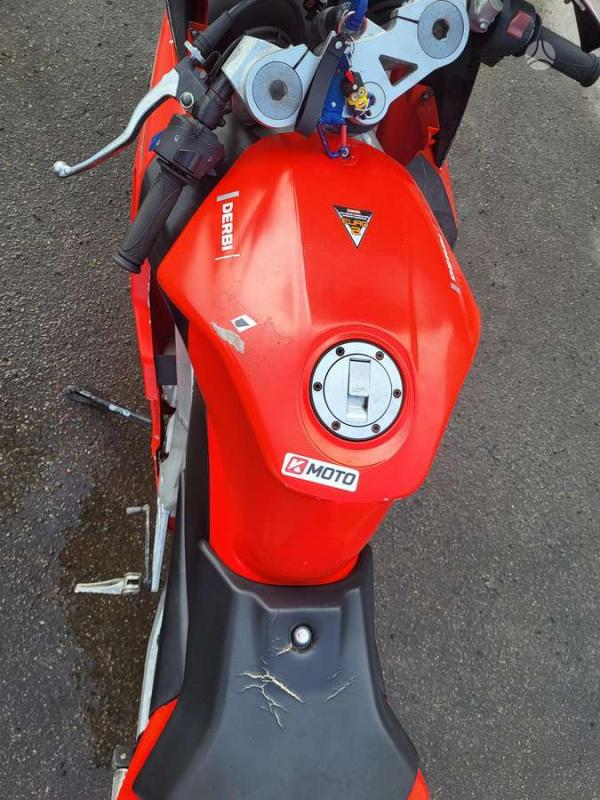Красный Derbi GPR 2005 в Вильнюс, объемом двигателя 0.13 л и пробегом 3 тыс. км за 1500 €, фото 5 на AUTOMOTO.COM.LV