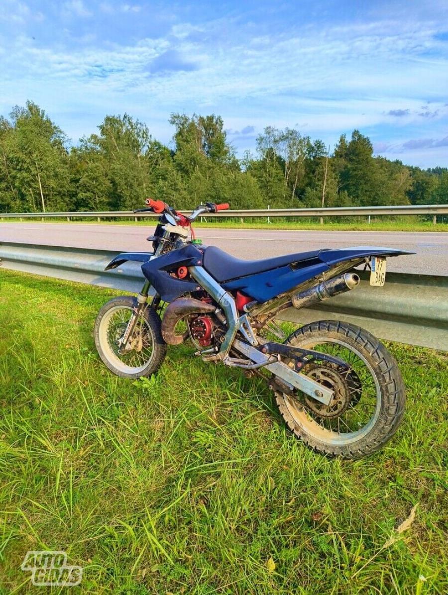 Melns Derbi Senda 2004 Utena, ar dzinēja tilpumu 0.05 L un nobraukumu 27 tūkst. km par 1100 €, foto 3 vietnē AUTOMOTO.COM.LV