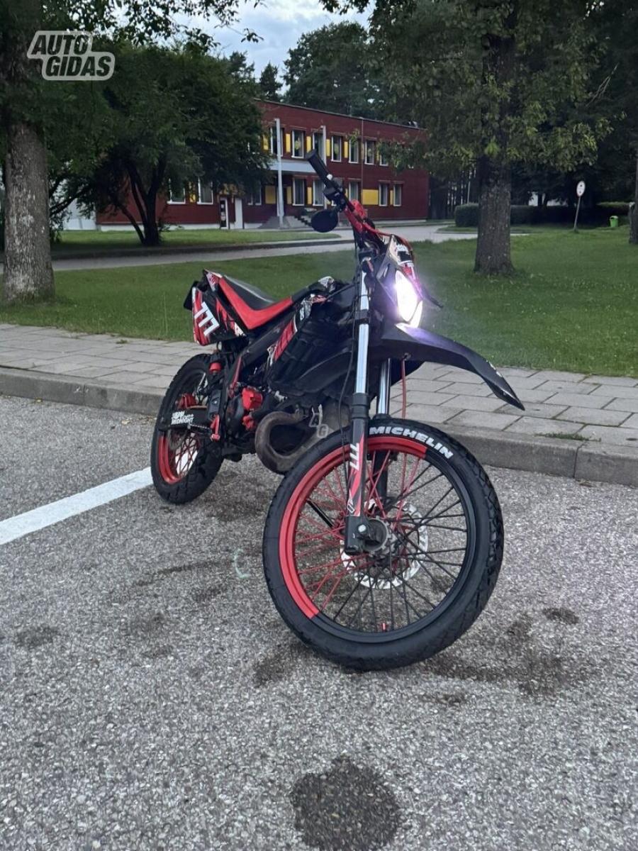 Black Derbi Senda 2006 in Ignalina, with an engine capacity of 0.05 L and mileage of 52 thousand km for 1300 €, photo 1 on AUTOMOTO.COM.LV