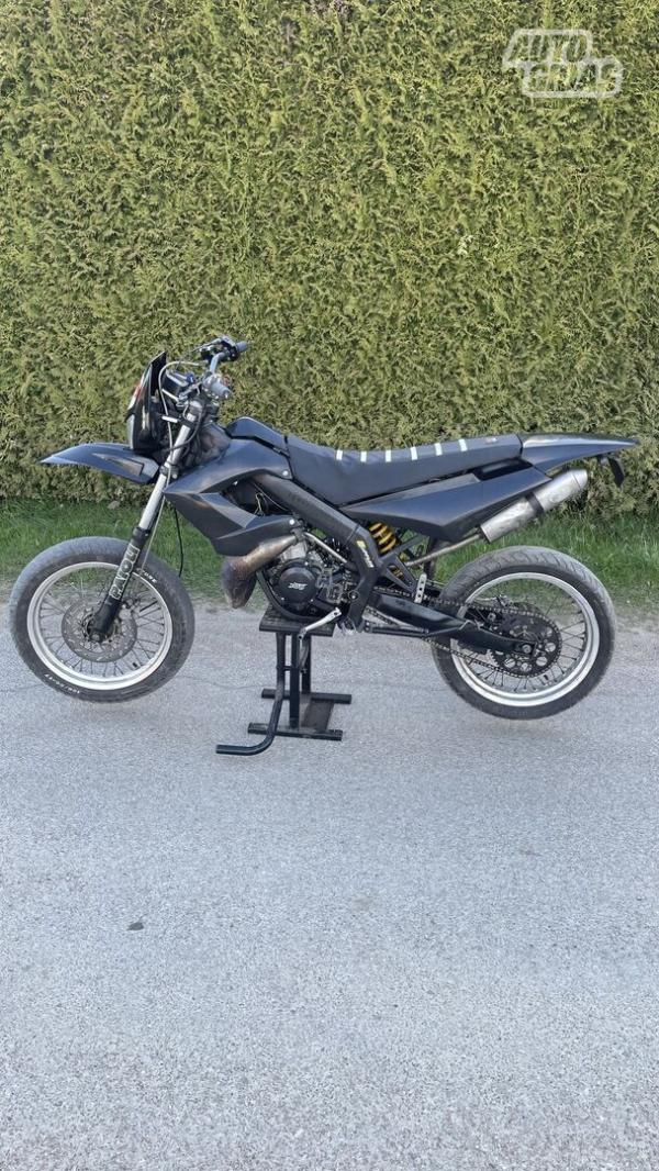 Melns Derbi Senda 2007 Šilalė, ar dzinēja tilpumu 0.05 L un nobraukumu 26 tūkst. km par 1350 €, foto 1 vietnē AUTOMOTO.COM.LV