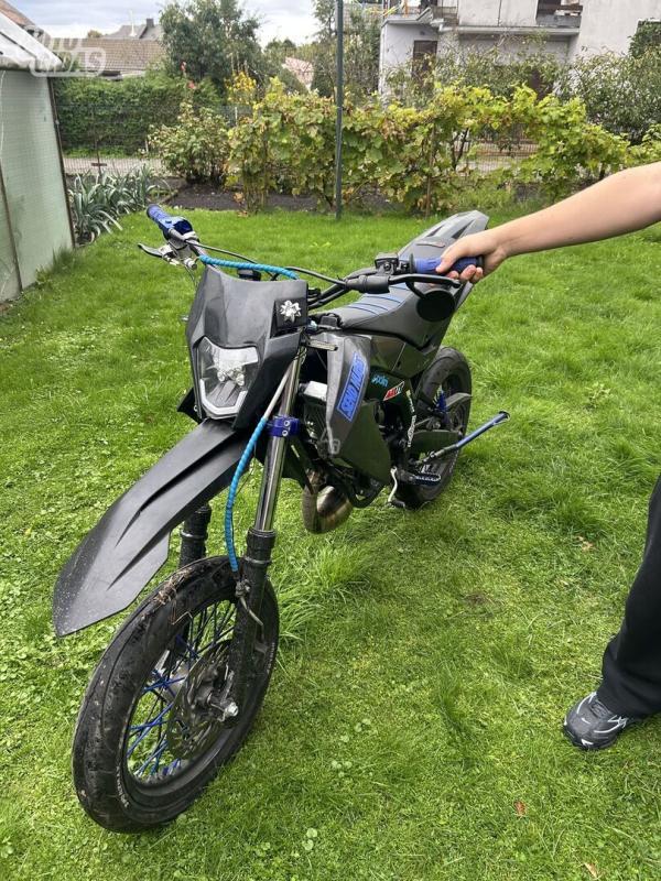 Melns Derbi Senda 2008 Alīta, ar dzinēja tilpumu 0.05 L un nobraukumu 12 tūkst. km par 1900 €, foto 1 vietnē AUTOMOTO.COM.LV