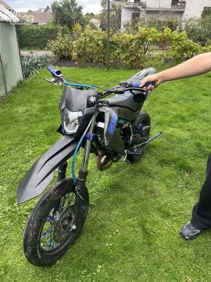Melns Derbi Senda 2008 Alīta, ar dzinēja tilpumu 0.05 L un nobraukumu 12 tūkst. km par 1900 €, foto  vietnē AUTOMOTO.COM.LV