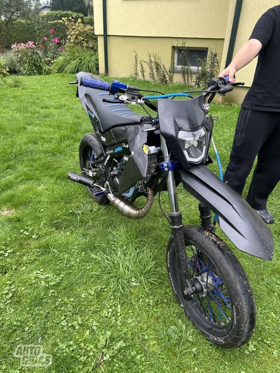Melns Derbi Senda 2008 Alīta, ar dzinēja tilpumu 0.05 L un nobraukumu 12 tūkst. km par 1900 €, foto 3 vietnē AUTOMOTO.COM.LV