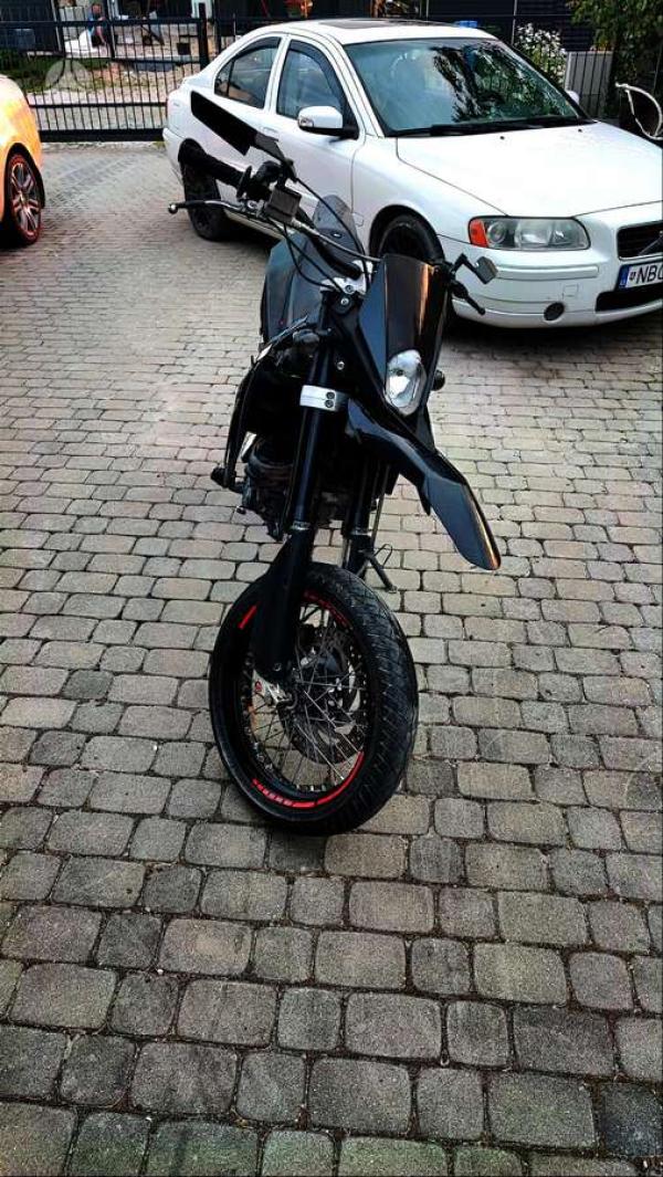 Black Derbi Senda 2012 in Vilnius, with an engine capacity of 0.13 L and mileage of 13 thousand km for 1500 €, photo 4 on AUTOMOTO.COM.LV