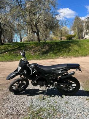 Black Derbi Senda 2020 in Marijampole, with an engine capacity of 50.00 L and mileage of 12 thousand km for 2000 €, photo  on AUTOMOTO.COM.LV
