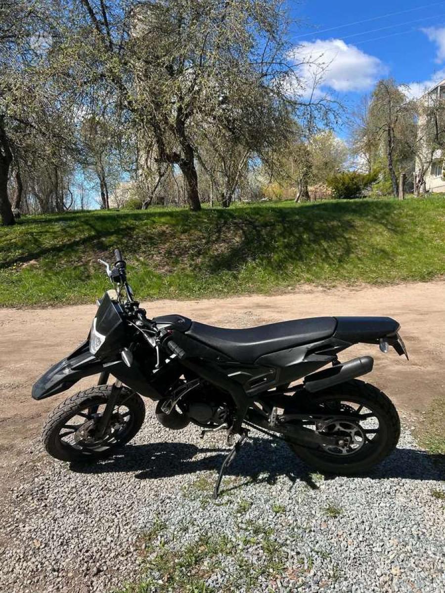 Black Derbi Senda 2020 in Marijampole, with an engine capacity of 50.00 L and mileage of 12 thousand km for 2000 €, photo 1 on AUTOMOTO.COM.LV
