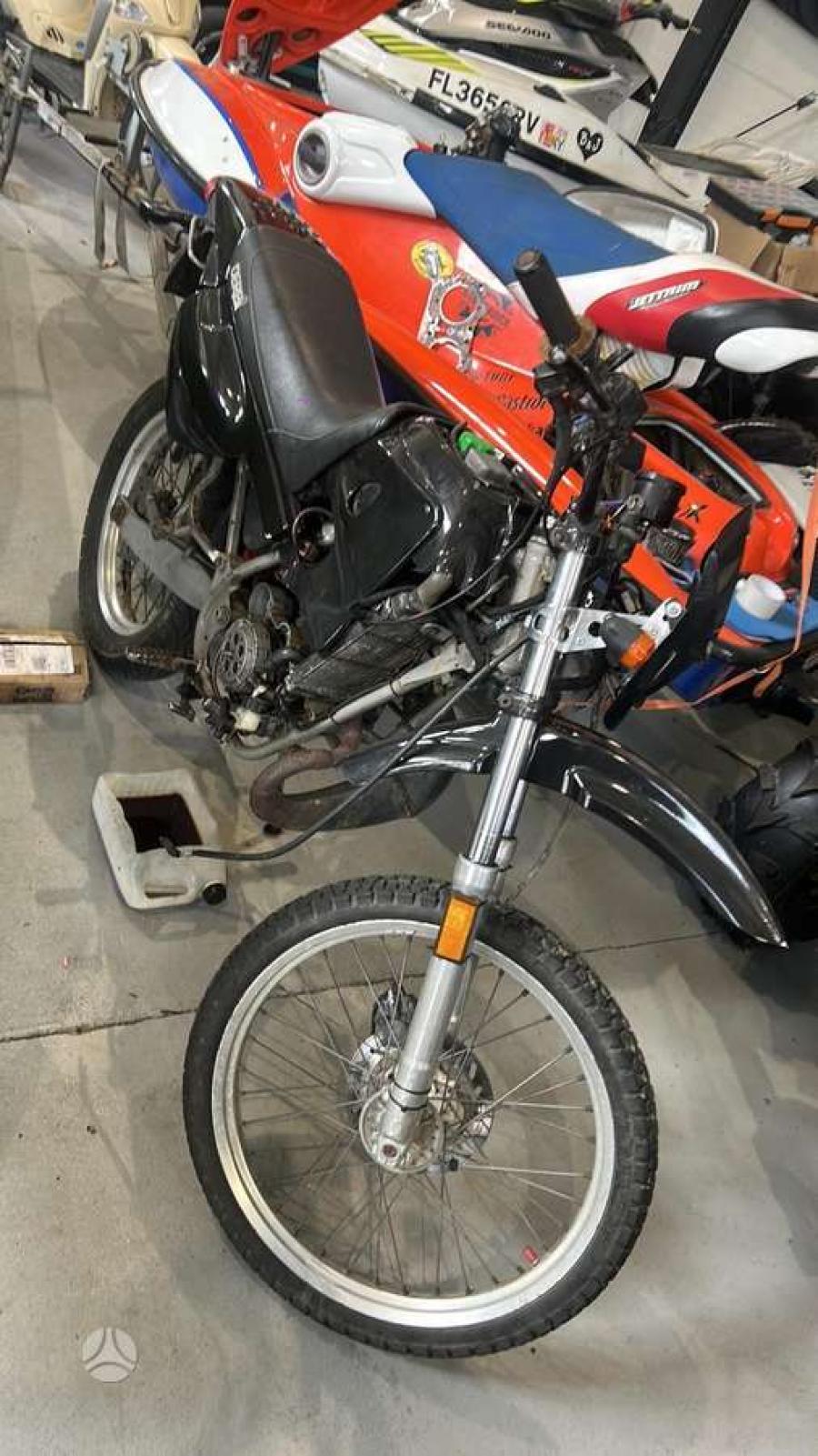 Derbi Senda 1998 Viļņa, ar dzinēja tilpumu 50.00 L un nobraukumu 20 tūkst. km par 600 €, foto 5 vietnē AUTOMOTO.COM.LV