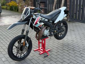 Derbi Senda 2016 Vievis, ar dzinēja tilpumu 50.00 L un nobraukumu 11 tūkst. km par 1350 €, foto  vietnē AUTOMOTO.COM.LV