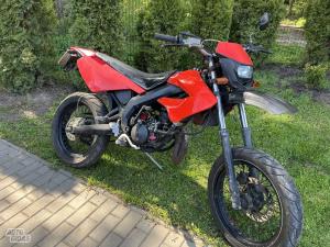 Красный Derbi Senda 2005 в Вильнюс, объемом двигателя 0.05 л и пробегом 15 тыс. км за 1240 €, фото  на AUTOMOTO.COM.LV