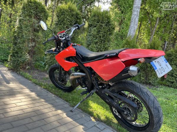 Красный Derbi Senda 2005 в Вильнюс, объемом двигателя 0.05 л и пробегом 15 тыс. км за 1290 €, фото 3 на AUTOMOTO.COM.LV
